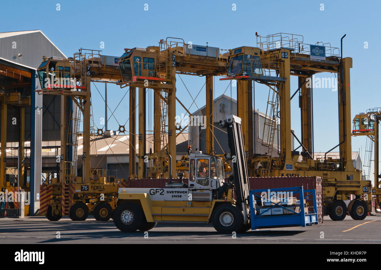 Straddle carrier moving container hi-res stock photography and images ...