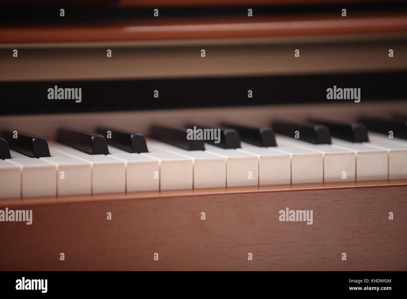Dark brown piano hi-res stock photography and images - Alamy