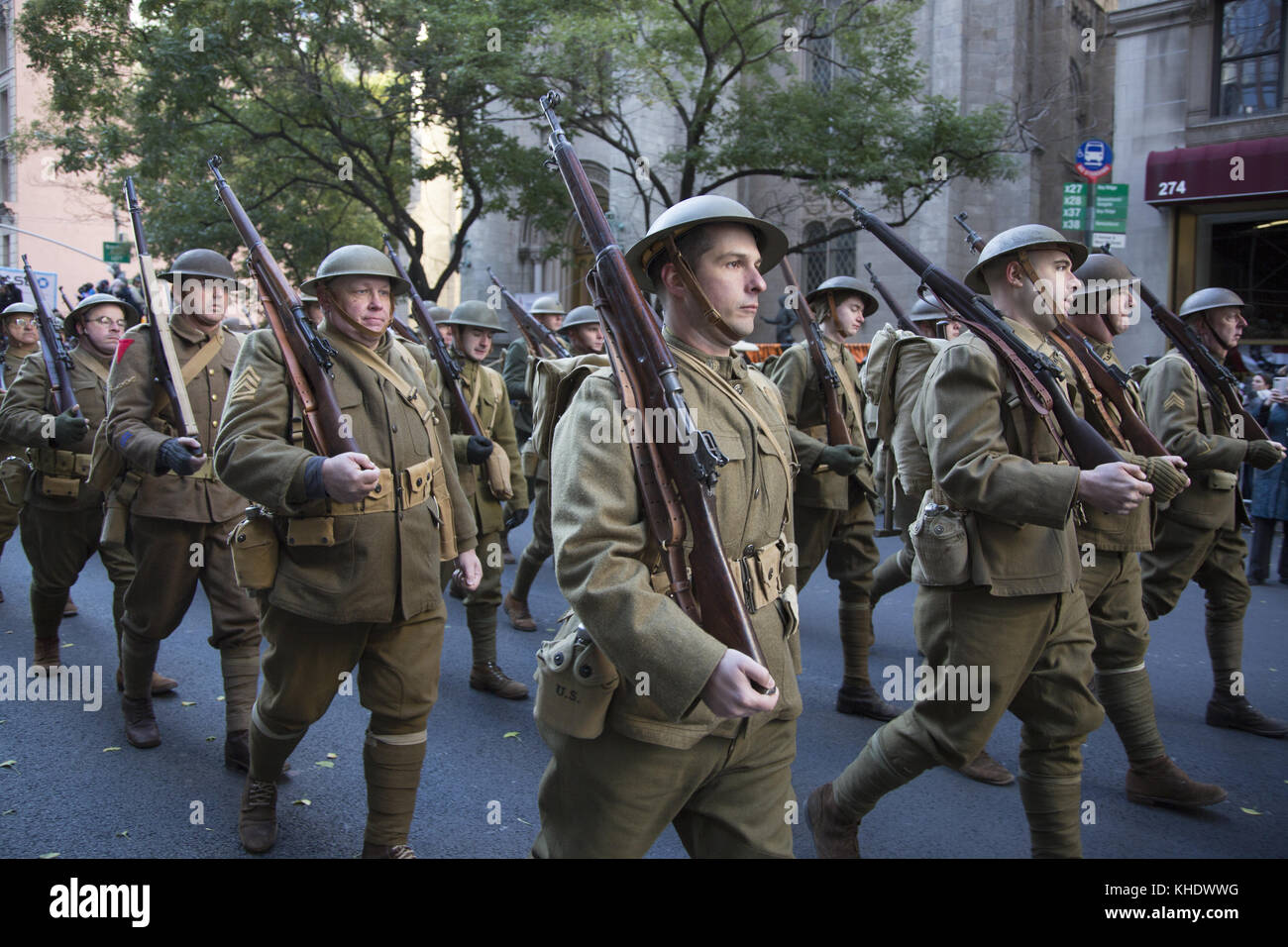 Soldiers dressed in WW I uniforms commemorate America's participation ...