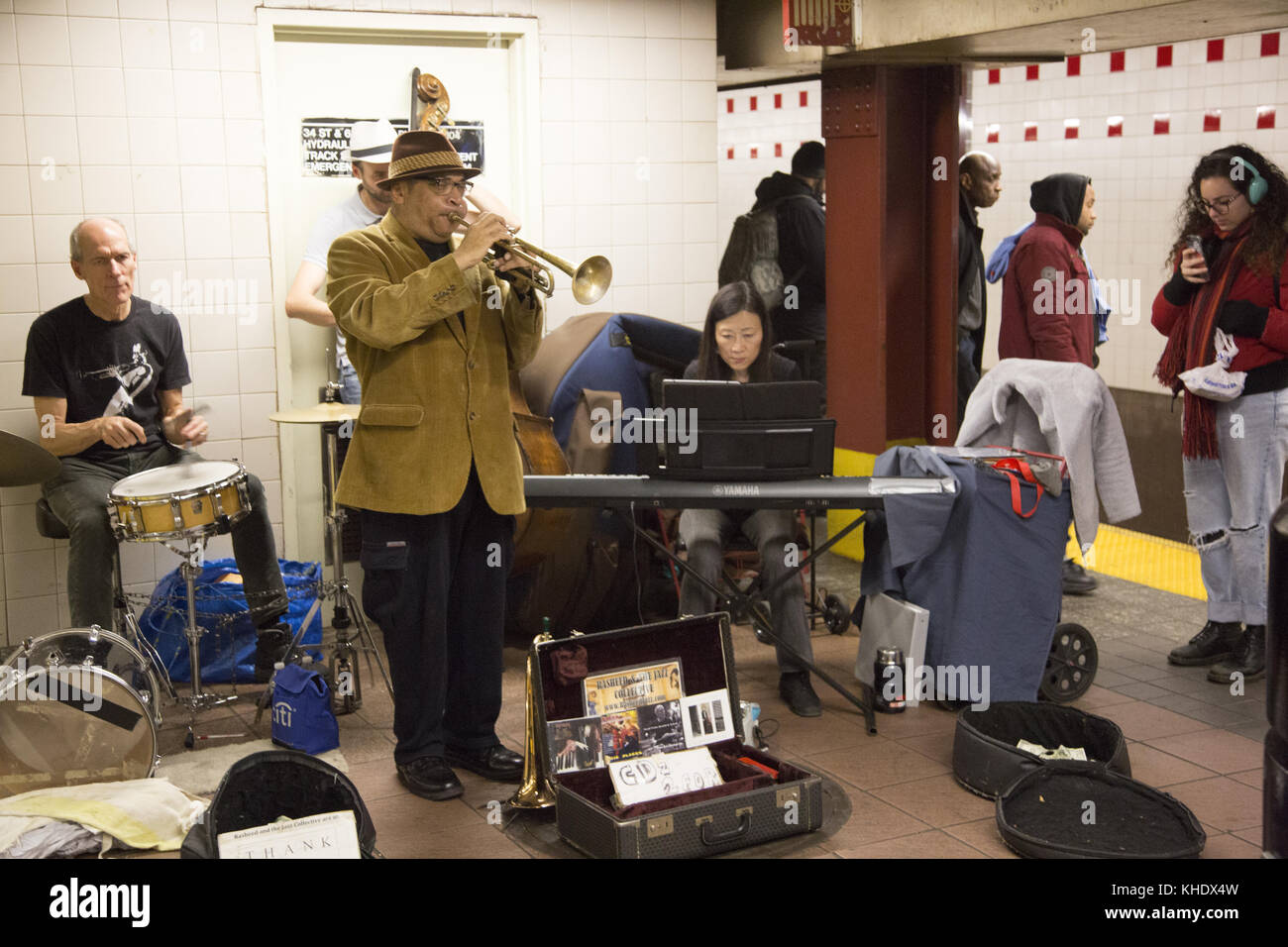 Nyc subway musicians hi-res stock photography and images - Alamy