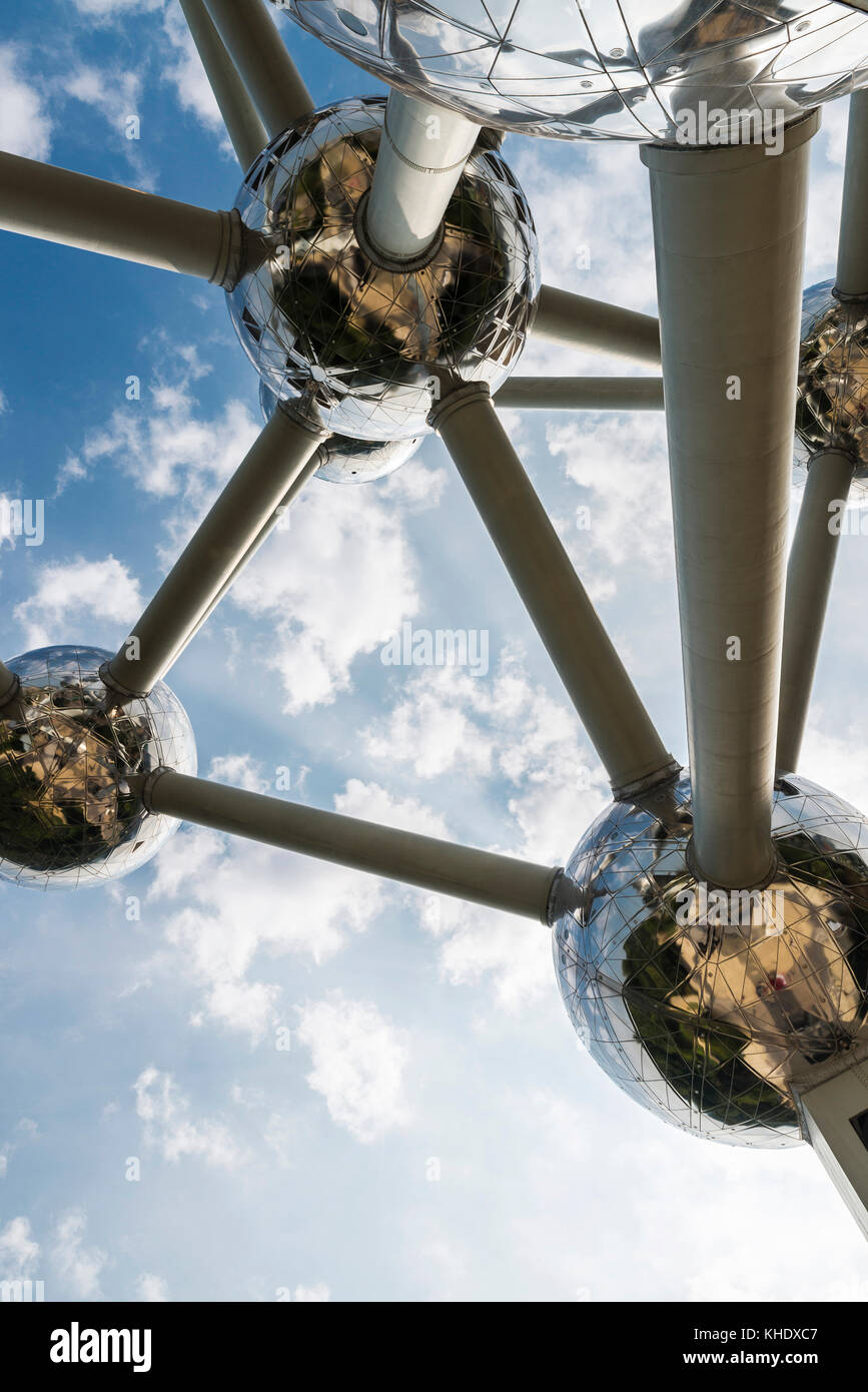 Atomium structure abstract hi-res stock photography and images - Alamy