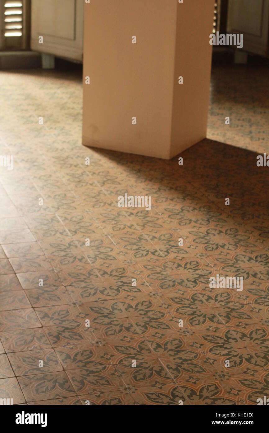 column, floor tiles, shadow and light Stock Photo - Alamy
