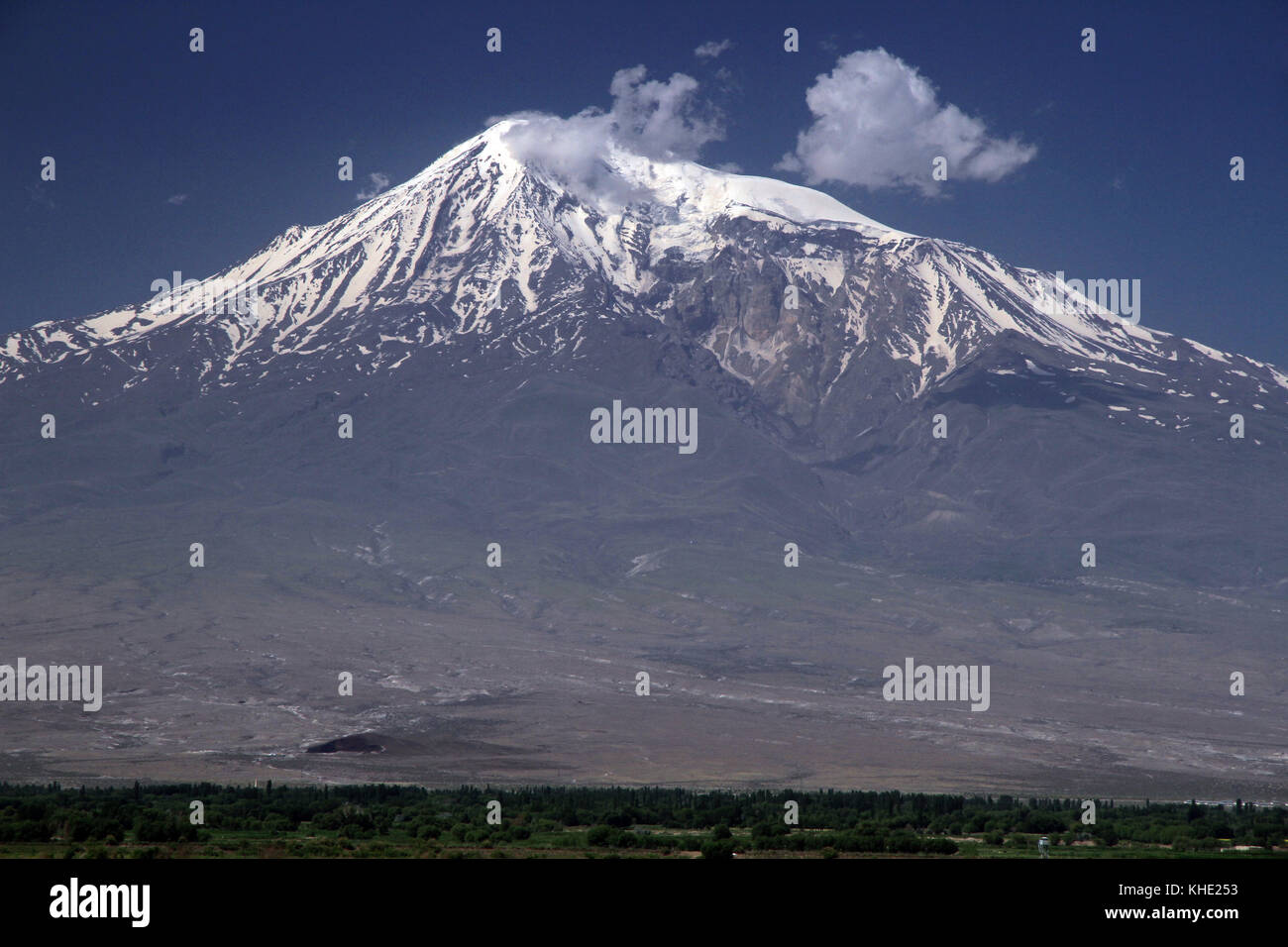 Mount Ararat, 5,137 m, highest peak of Turkey, view from Khor Virap ...