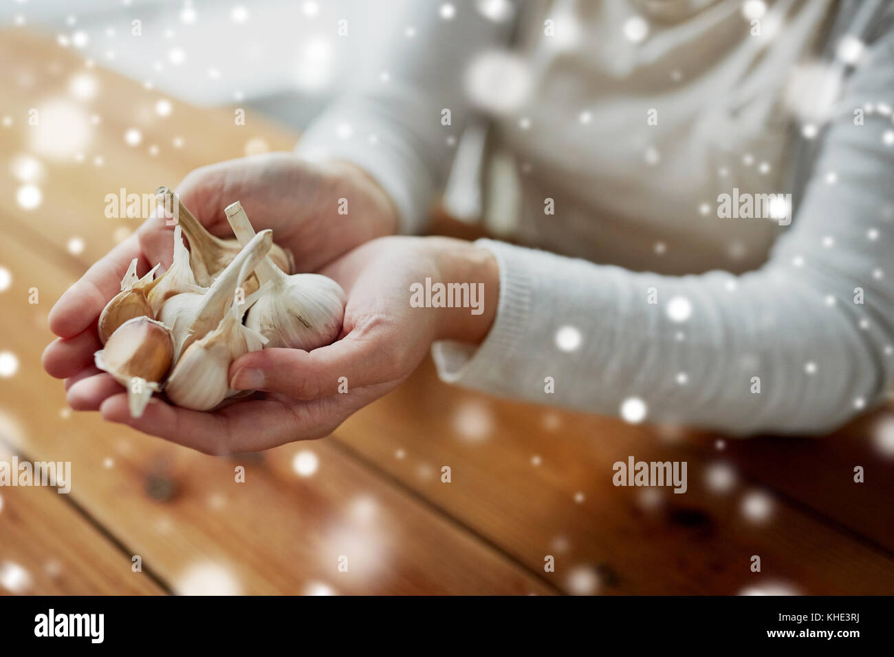 woman hands holding garlic Stock Photo - Alamy