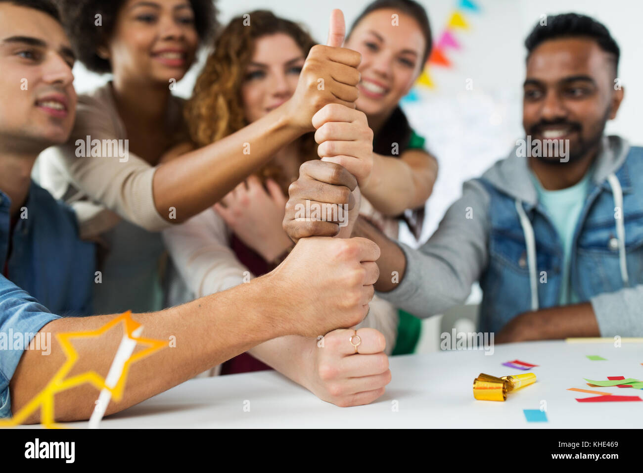 Thumbs up hand sign hi-res stock photography and images - Alamy