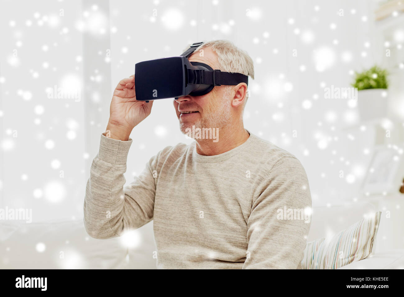 Senior virtual hi-res stock photography and images - Alamy