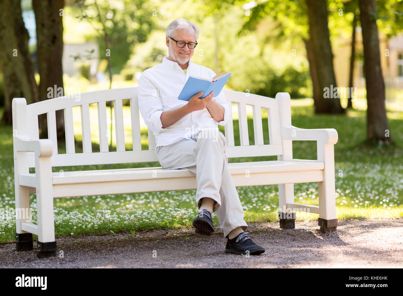 Old man reading book hi-res stock photography and images - Alamy