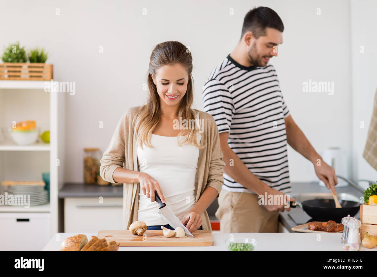couple cooking food at home kitchen Stock Photo - Alamy