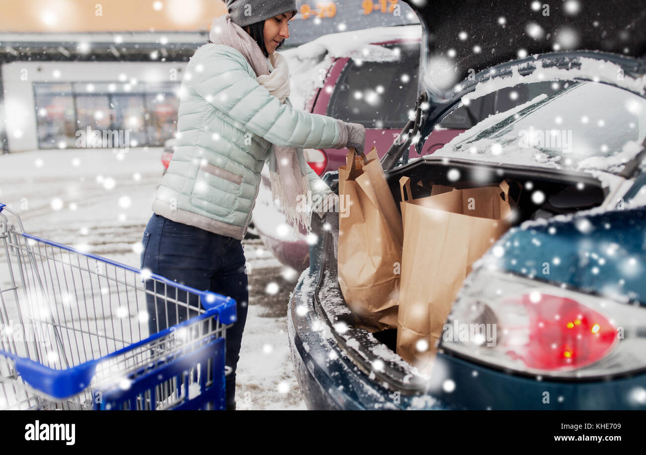 customer loading food from shopping cart to car Stock Photo - Alamy