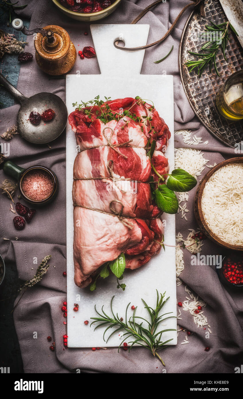 Lamb shoulder hi-res stock photography and images - Alamy