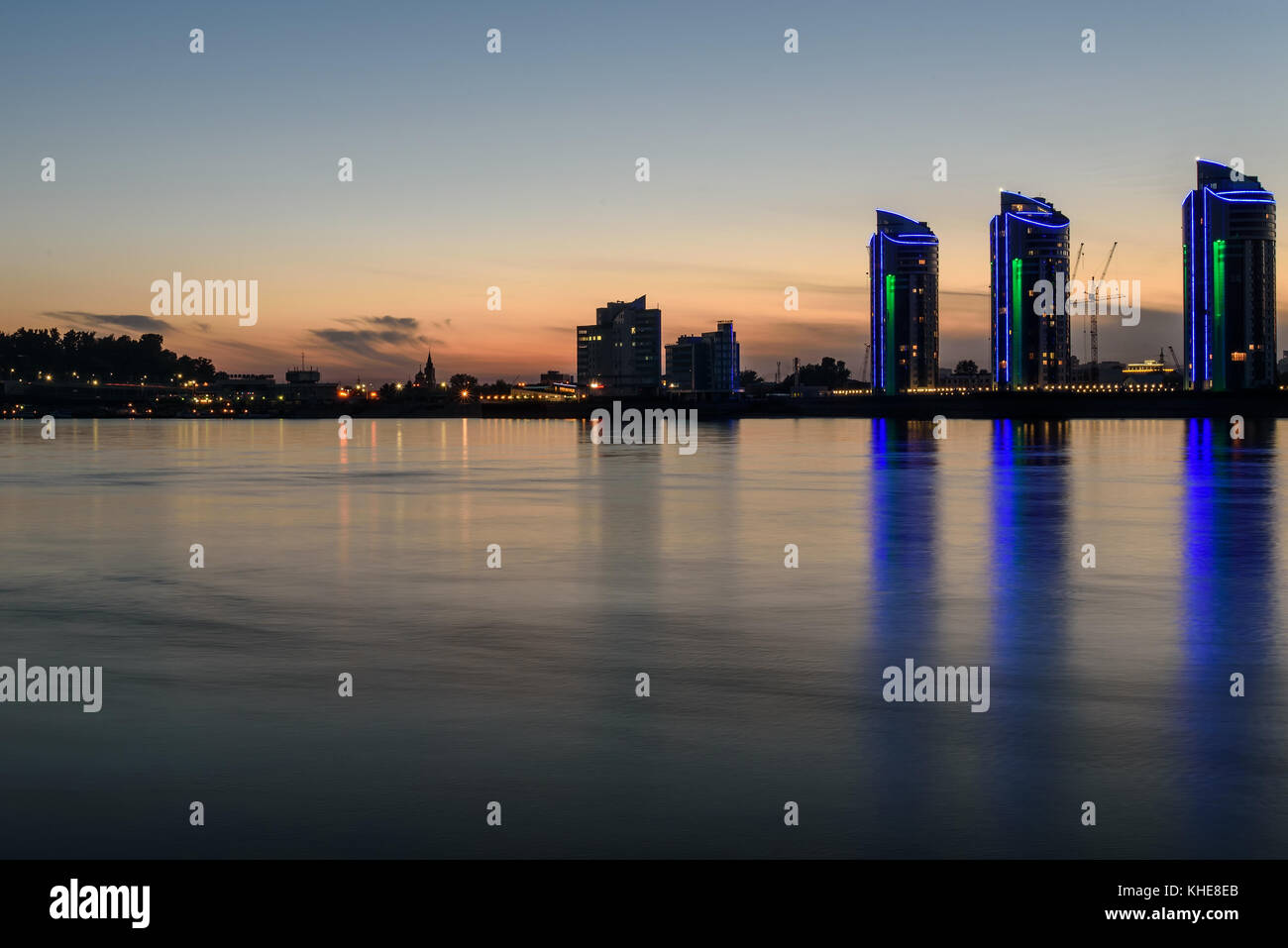 City lights reflection on water hi-res stock photography and images - Alamy