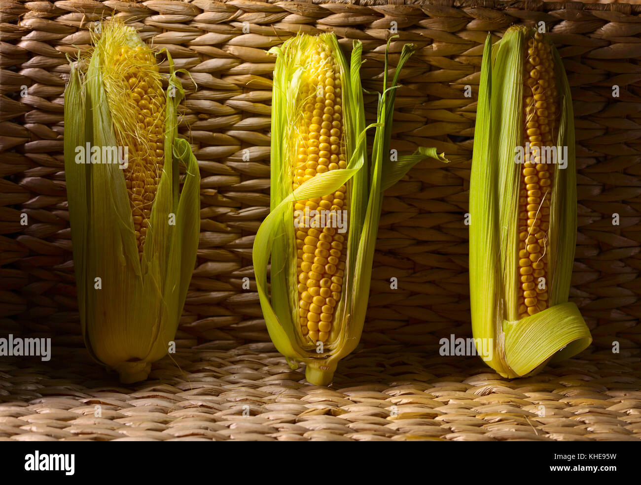 Fresh sweet corn on cobs . Healthy organic food Stock Photo - Alamy