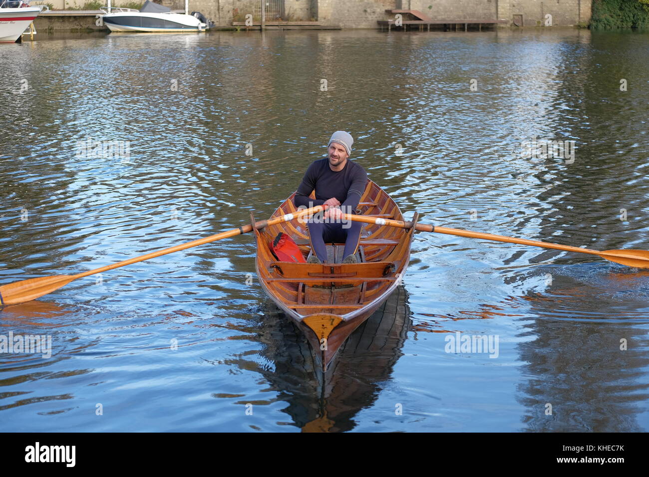 man rowing wooden skiff boat on river thames Stock Photo - Alamy