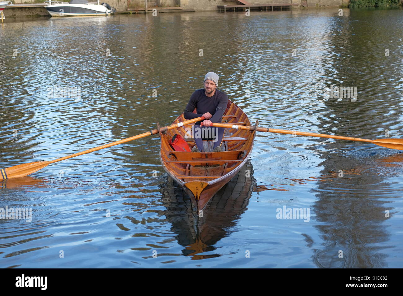 man rowing wooden skiff boat on river thames Stock Photo - Alamy