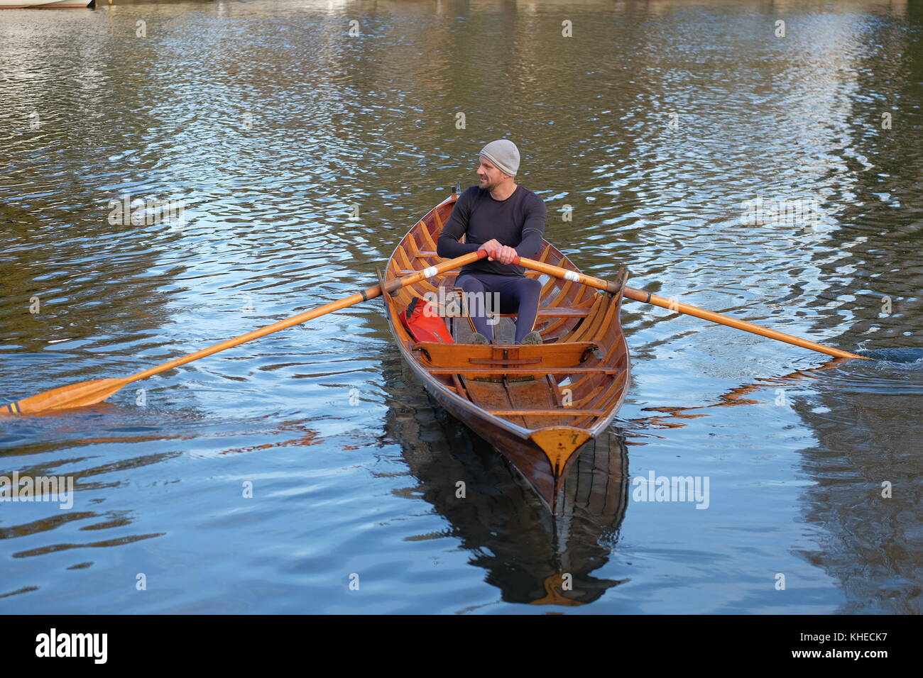 man rowing wooden skiff boat on river thames Stock Photo - Alamy