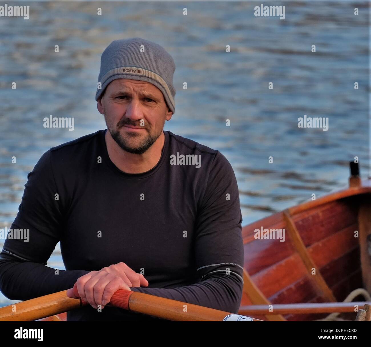 man rowing wooden skiff boat on river thames Stock Photo - Alamy