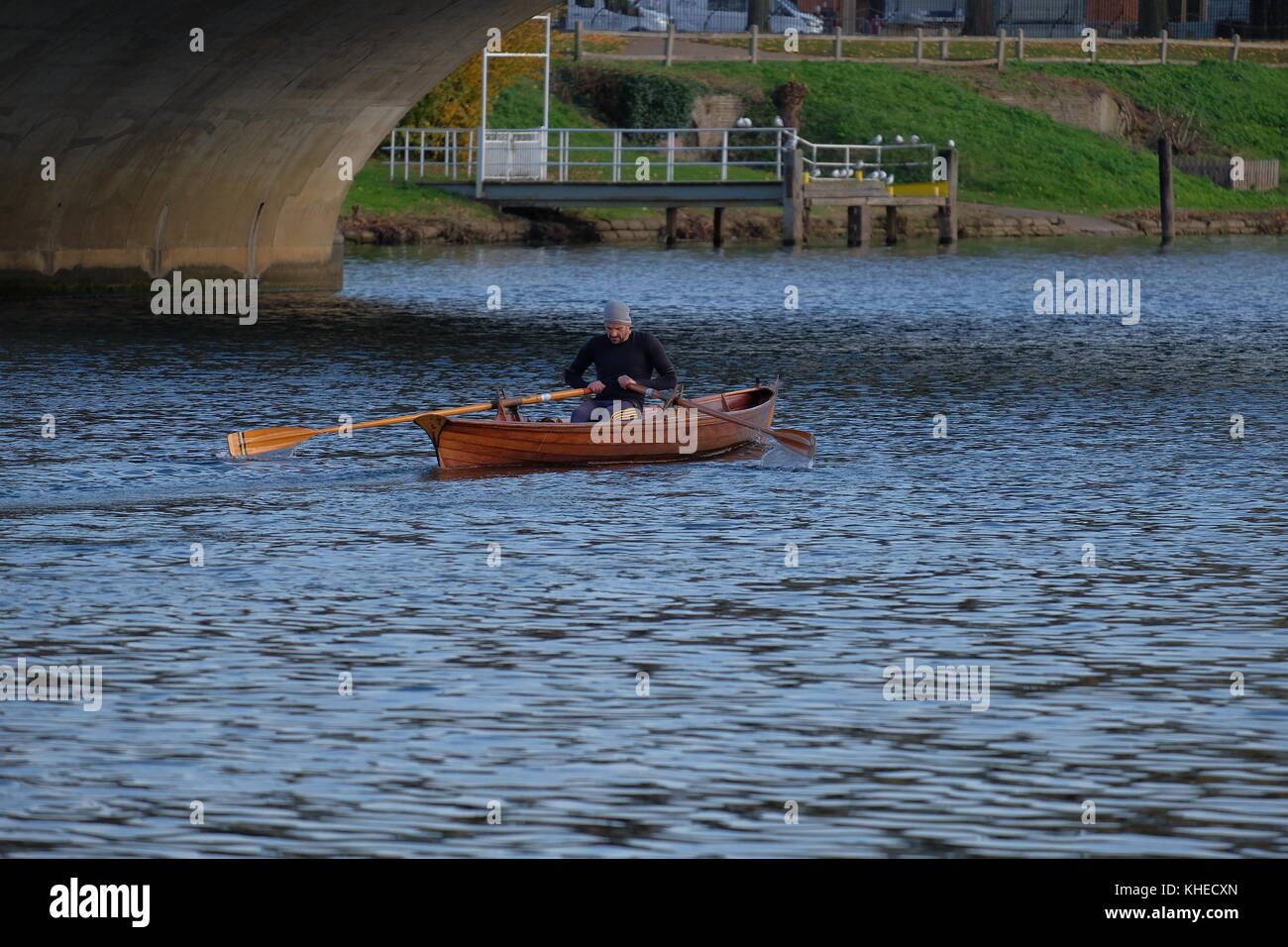 man rowing wooden skiff boat on river thames Stock Photo - Alamy