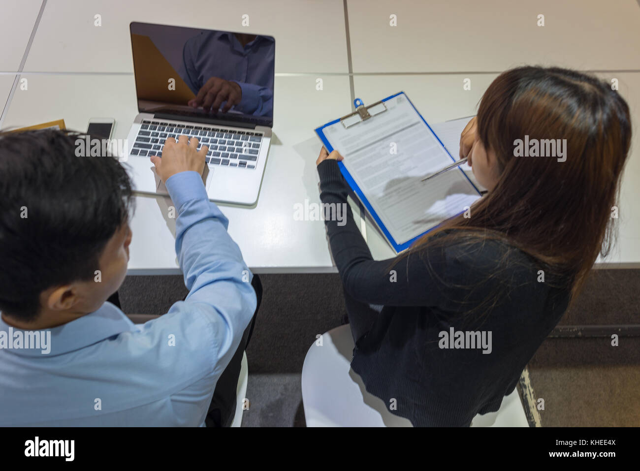 Business people read new contract and discuss Stock Photo - Alamy