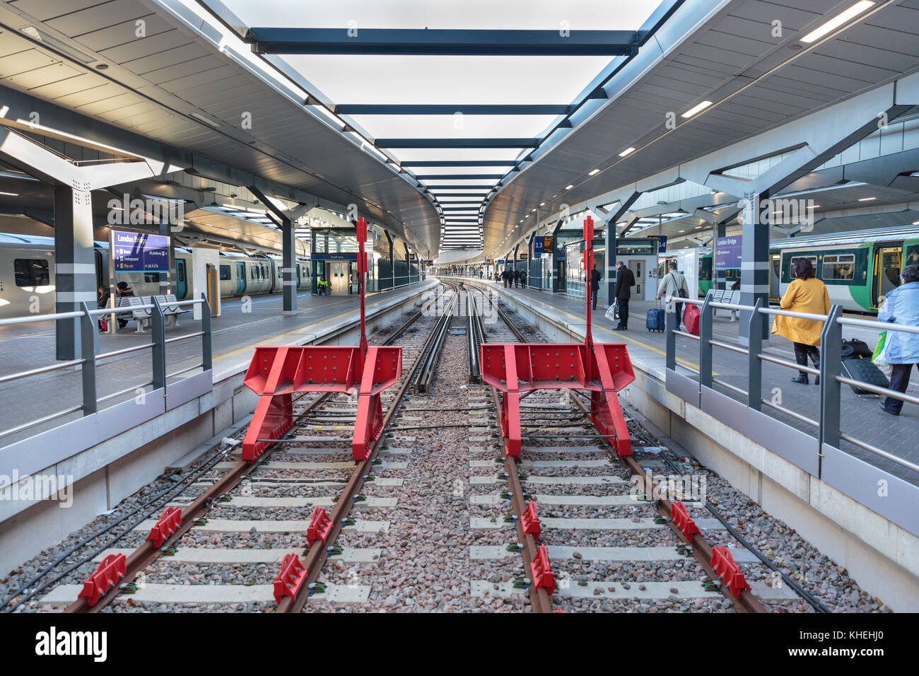 Platforms and tracks with buffer stop (stoplock) at London Bridge Train ...
