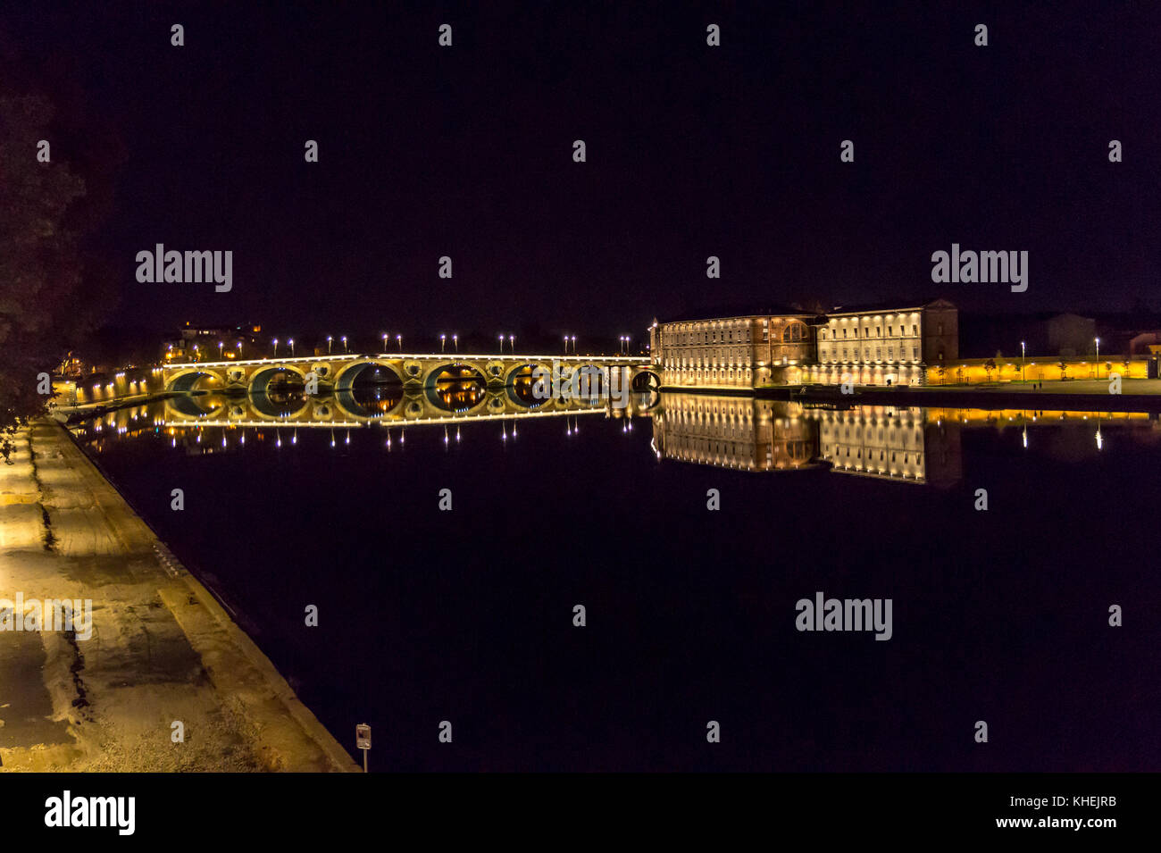 Pont Neuf, Hotel-Dieu Saint Jacques and Quai de la Daurade floodlit at ...