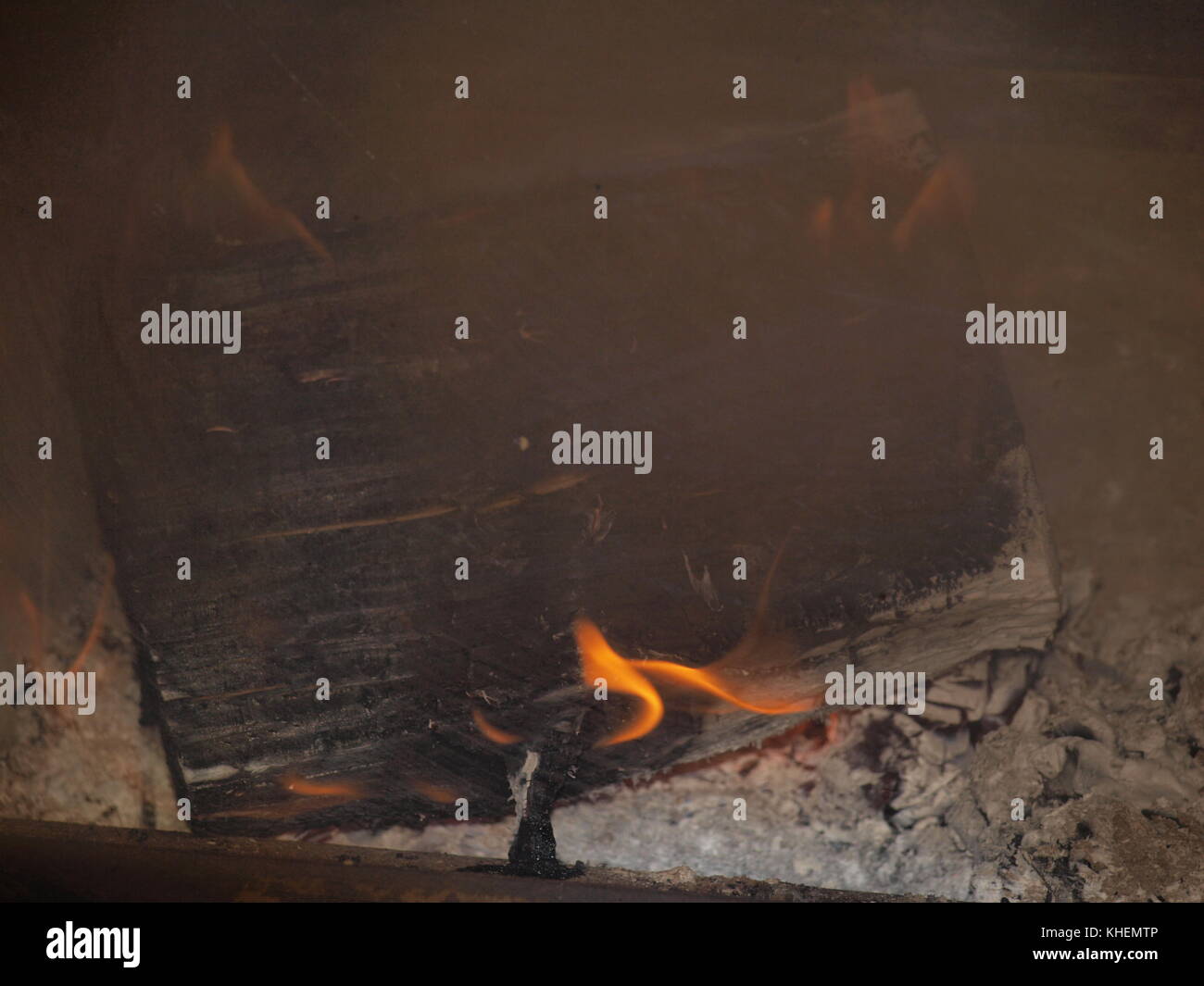 Fireplace burning log Stock Photo - Alamy