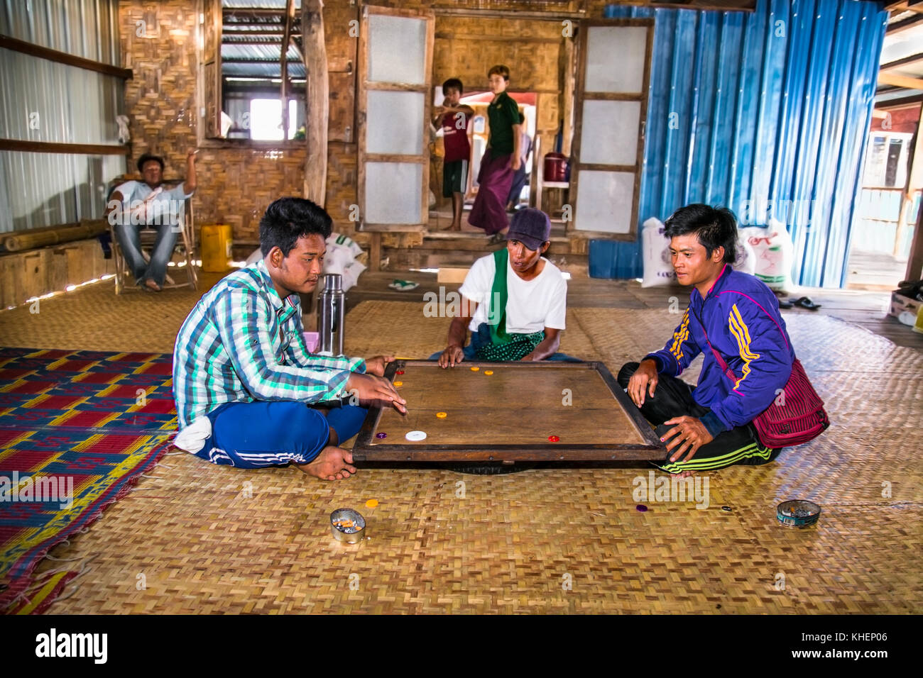 INLE, MYANMAR-MARCH 4, 2017: Unidentified burmes playing traditional ...