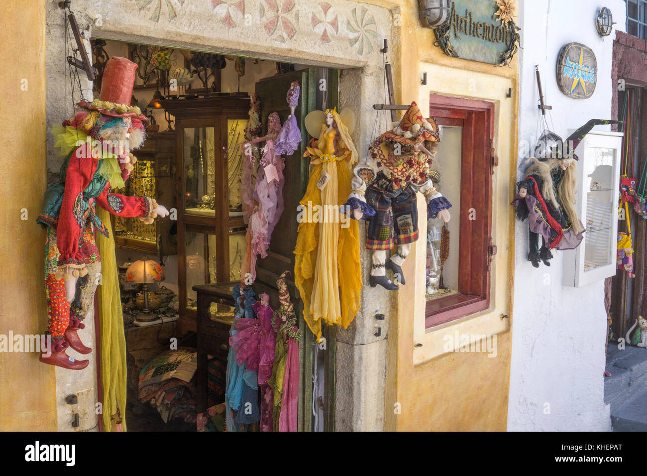 Puppet shop at the crater edge path, shopping mile at Oia, Santorin ...