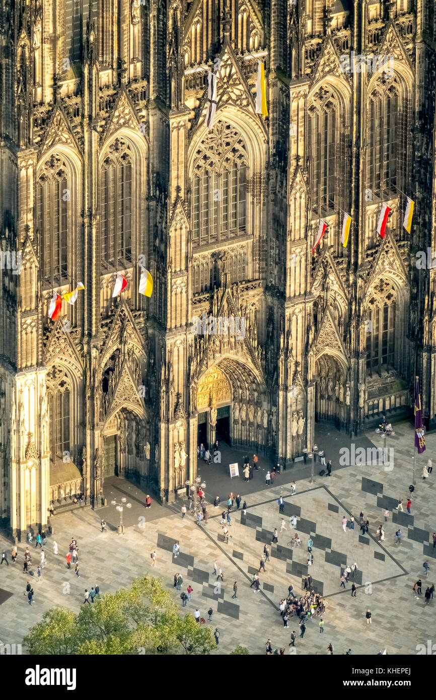 Facade, Cologne Cathedral, West gate in the evening sun, West entrance ...