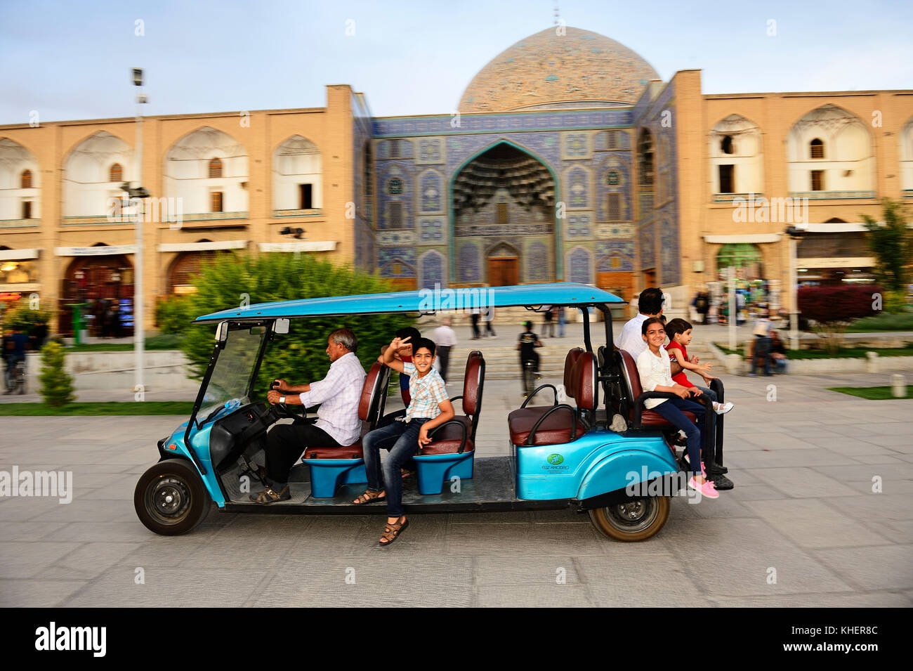 Roundtrip with touristmobile in front of the Sheich Lotfullah Mosque ...