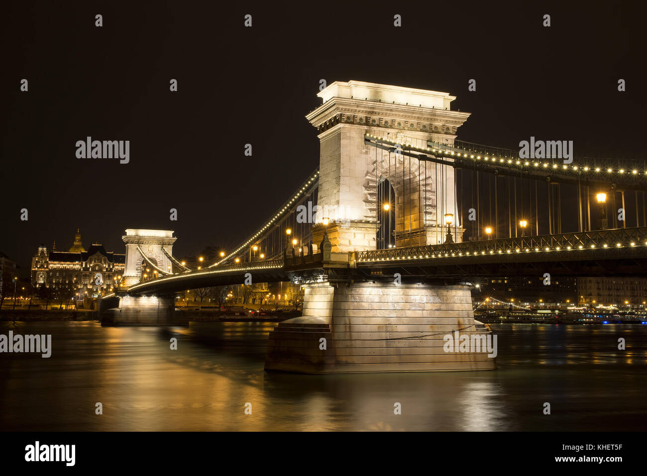 Chain Bridge at night in Budapest Stock Photo - Alamy