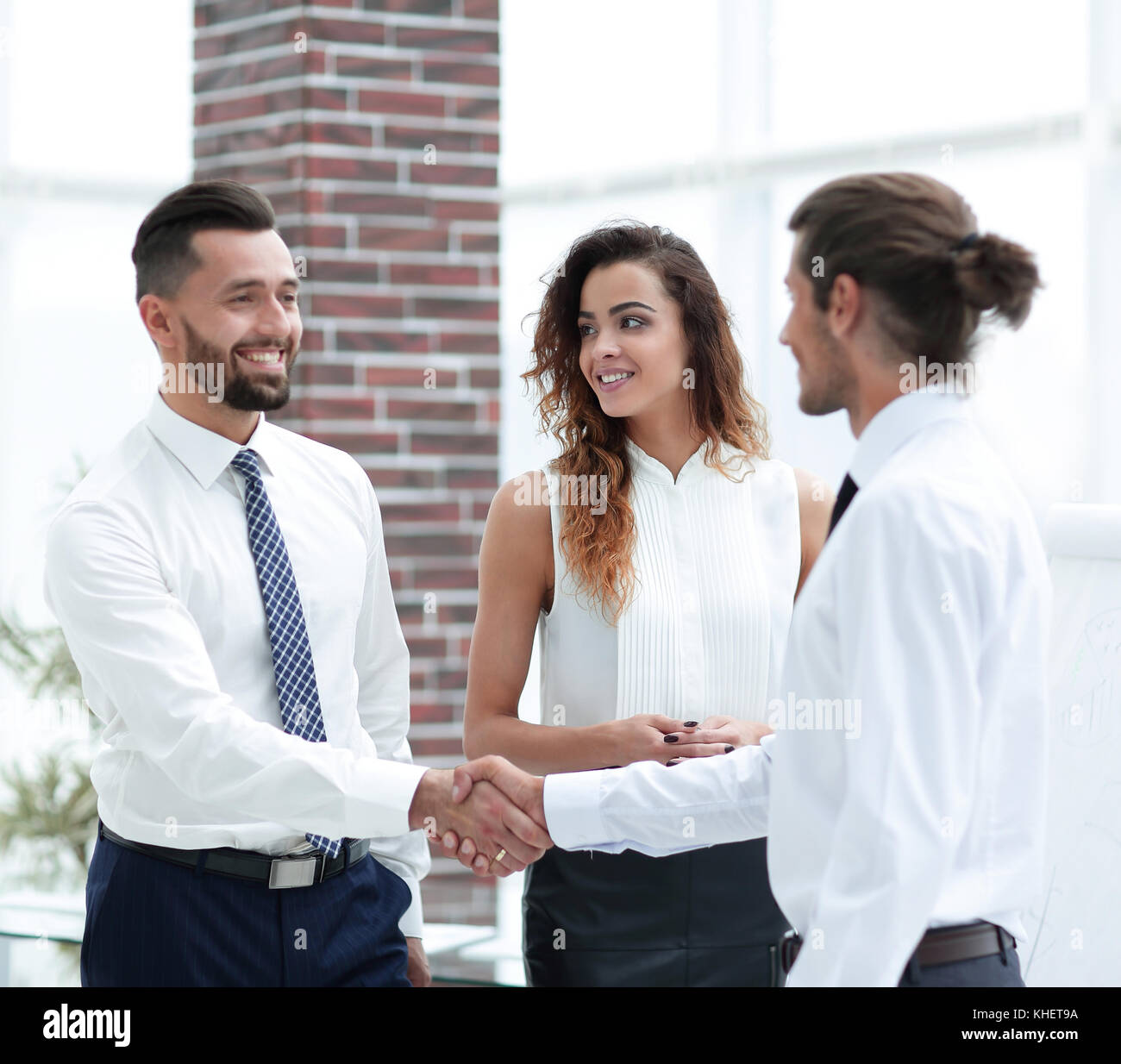 welcome and handshake business partners Stock Photo - Alamy
