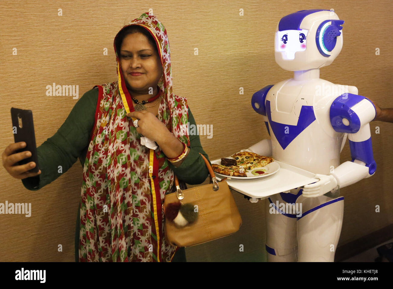 Dhaka, Bangladesh. 16th Nov, 2017. A customer takes a selfie with a ...