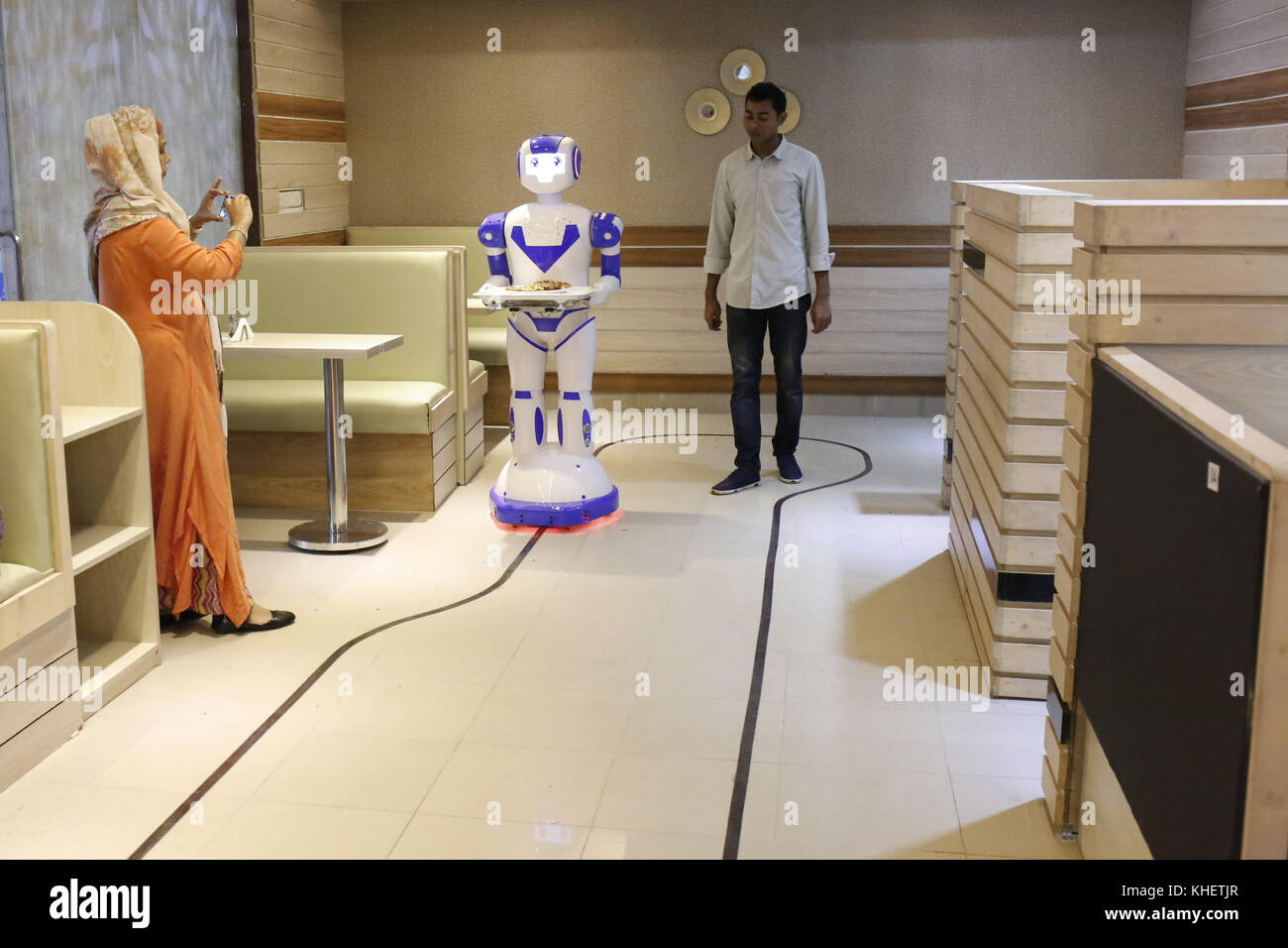 Dhaka, Bangladesh. 16th Nov, 2017. A customer takes a photo of a robot ...