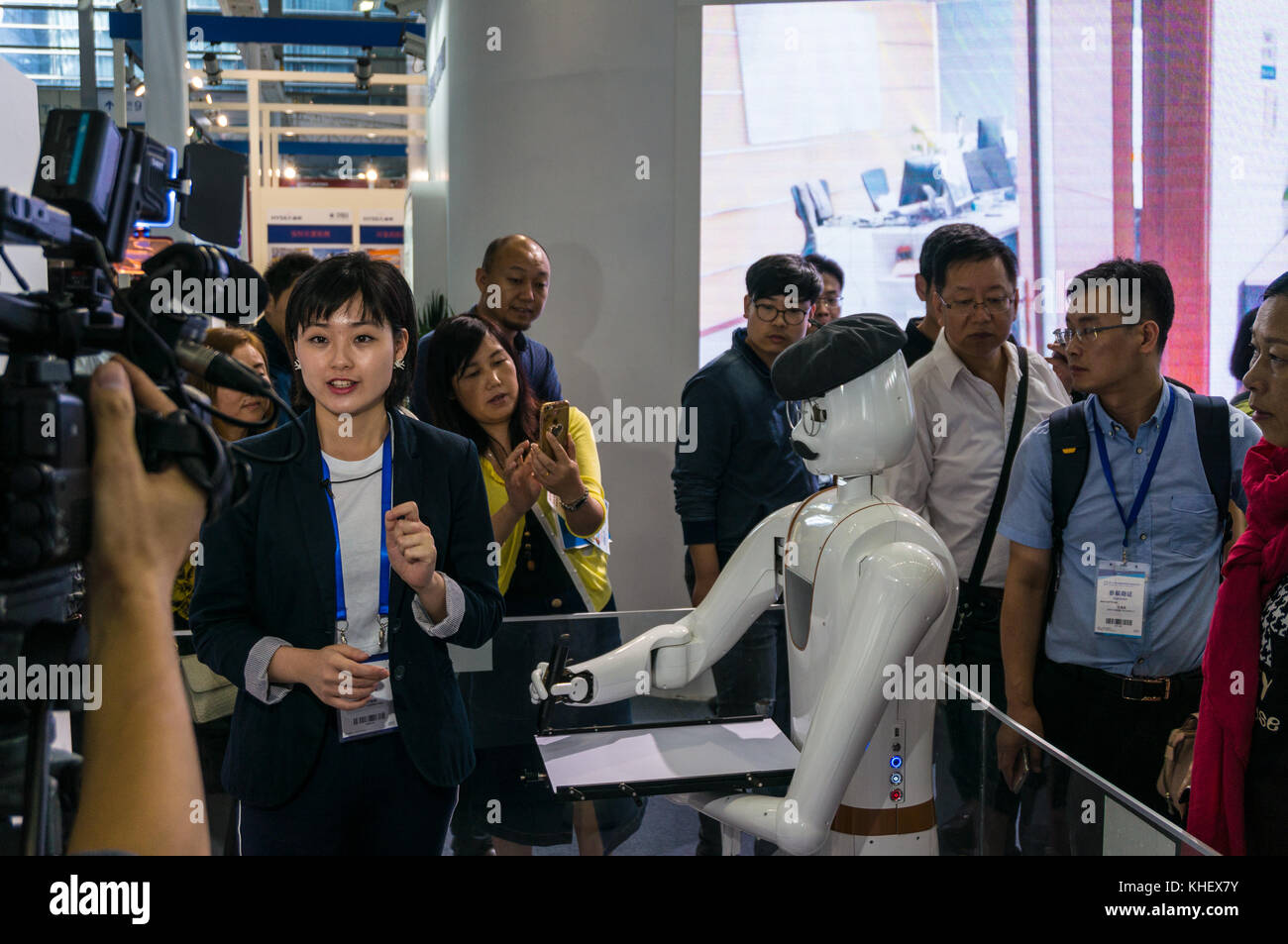 Intelligent AI drawing robot sketching pictures drawings likenesses of ...