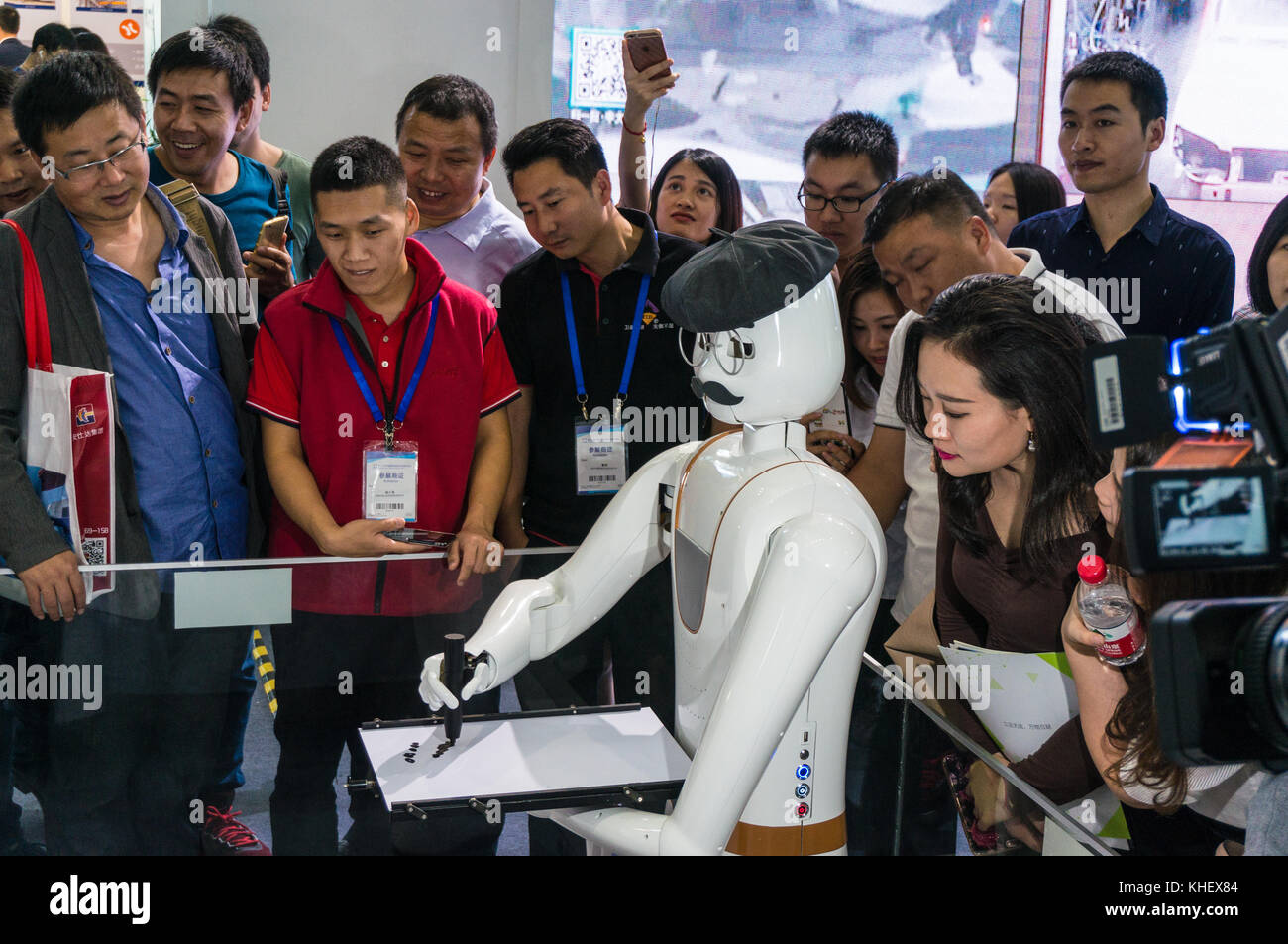 Intelligent AI drawing robot sketching pictures drawings likenesses of ...