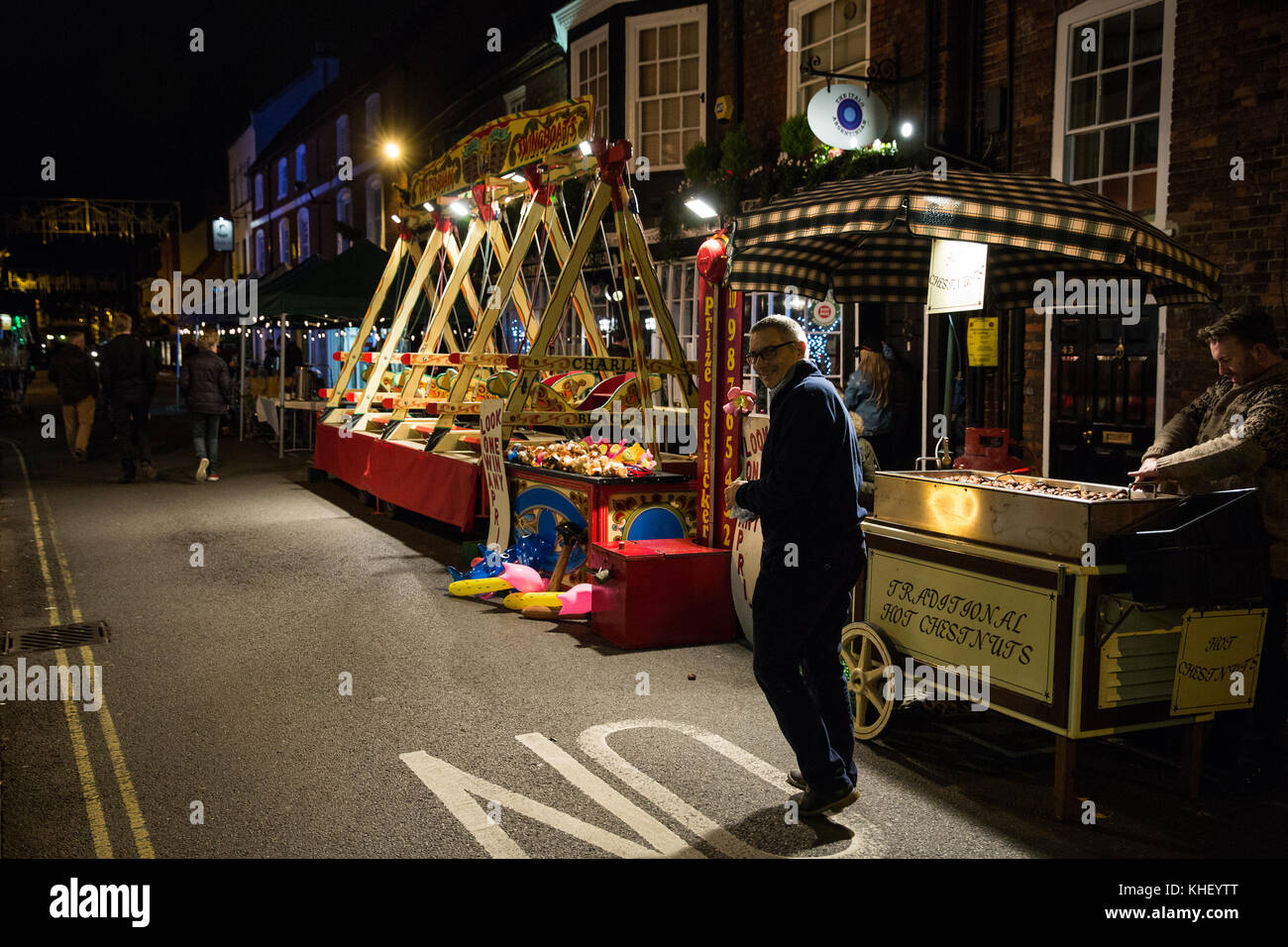 Eton, UK. 16th Nov, 2017. Stalls prepare for the switching on of the ...