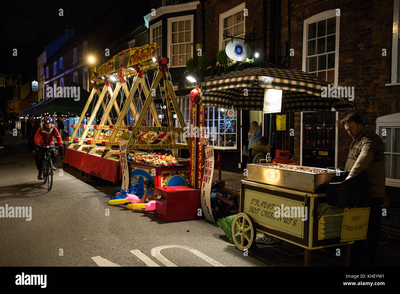 Eton, UK. 16th Nov, 2017. Stalls prepare for the switching on of the ...