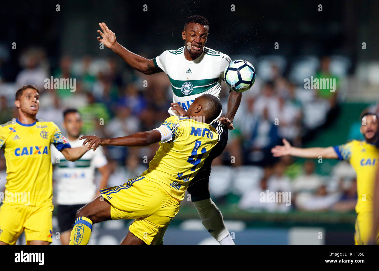 Curitiba, Brazil. 16th Nov, 2017. Cleber Reis of Coritiba heads to make ...