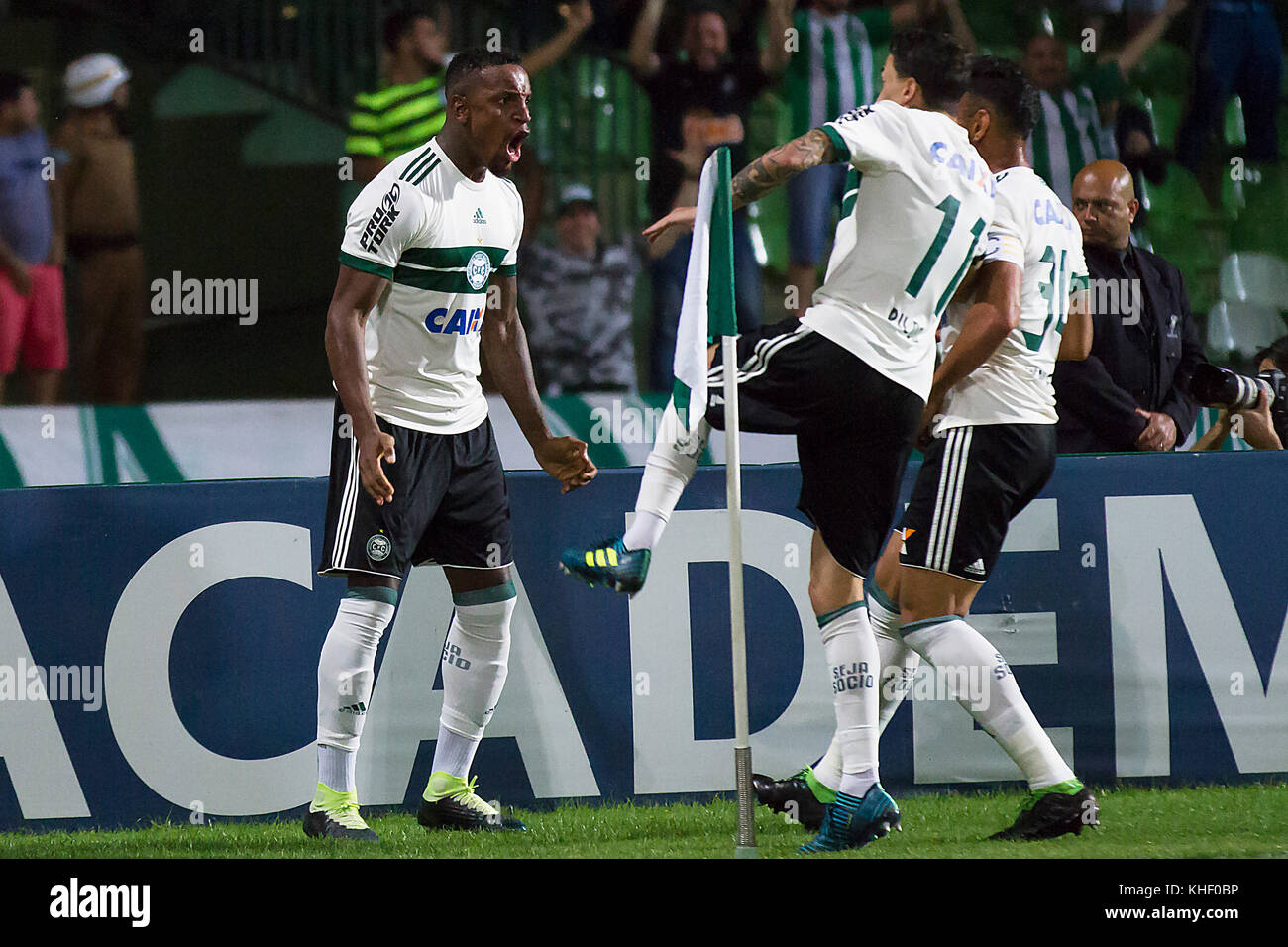 Curitiba, Brazil. 16th Nov, 2017. Cleber Reis opens the scoring for ...