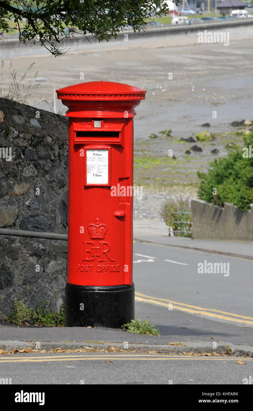Red elizabeth ii postbox hi-res stock photography and images - Alamy