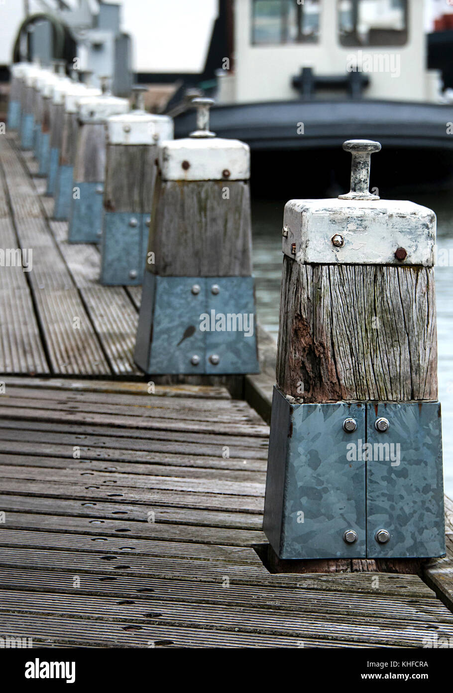 Mooring bollards hi-res stock photography and images - Alamy