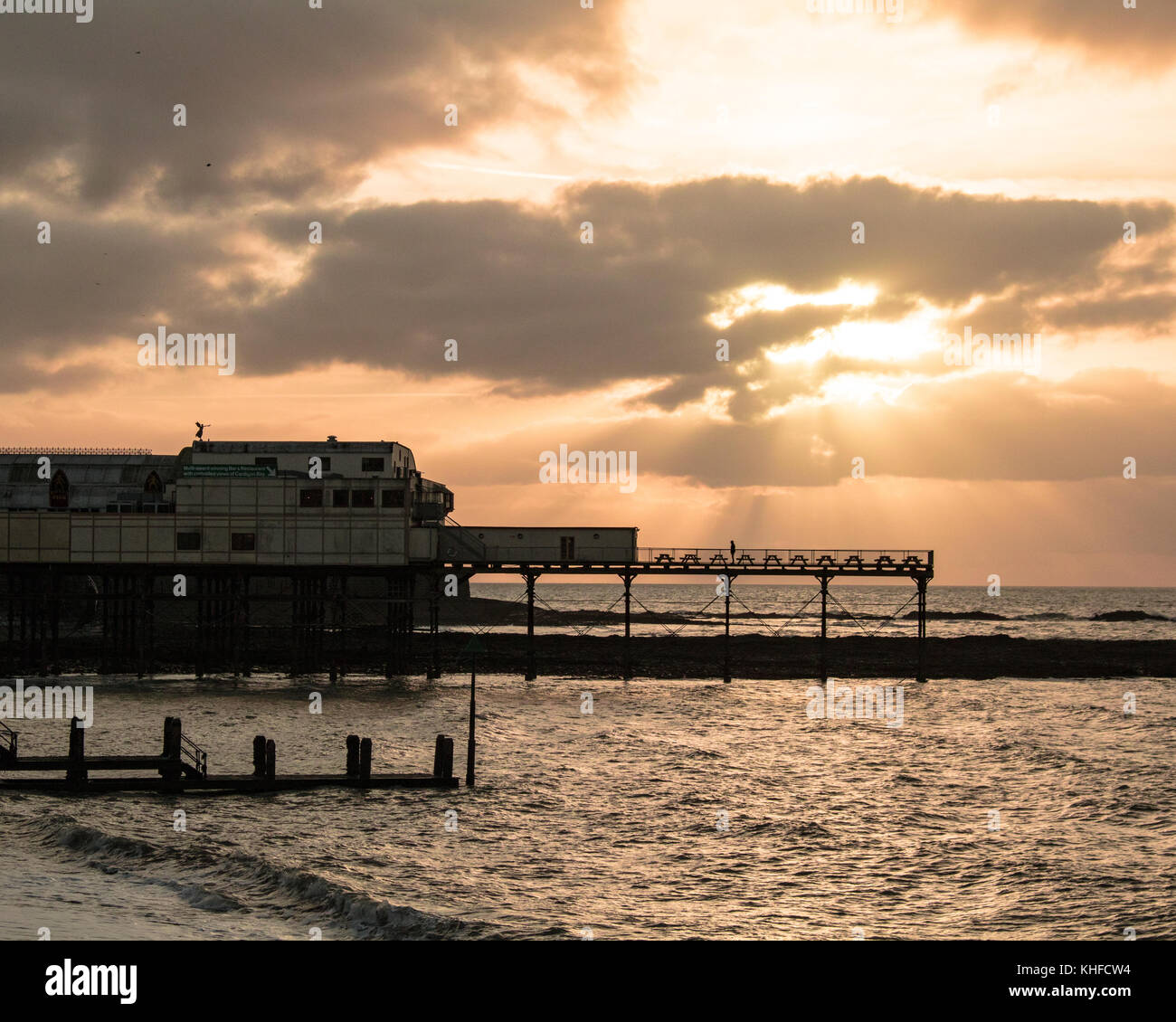 Pier pressure hi-res stock photography and images - Alamy