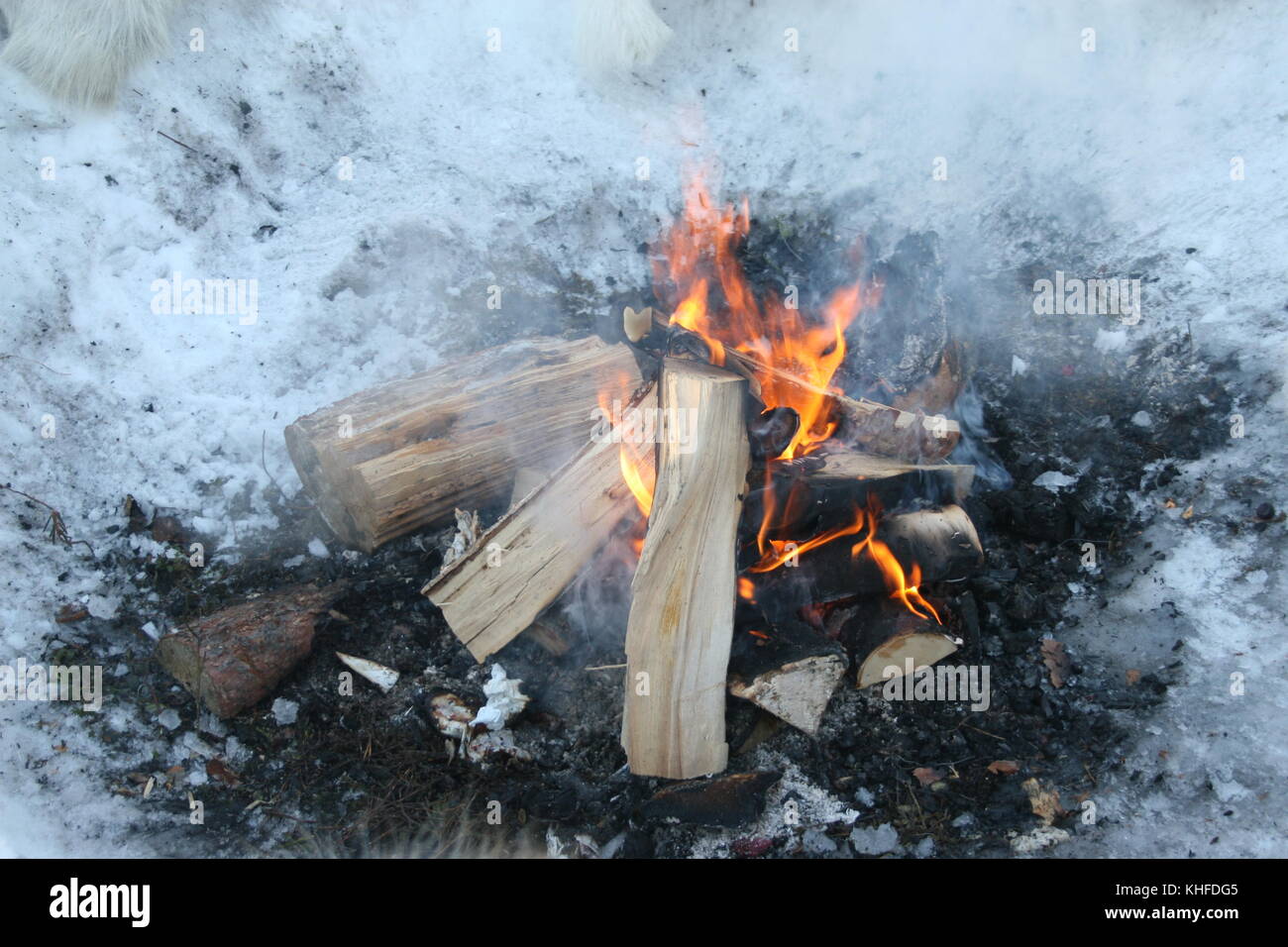 Campfire snow hi-res stock photography and images - Alamy