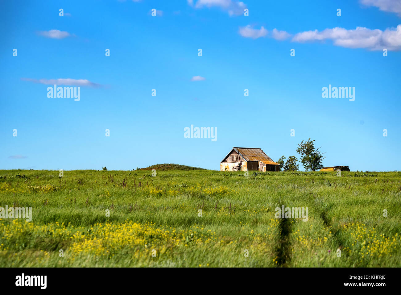 Lonely house on field hi-res stock photography and images - Alamy