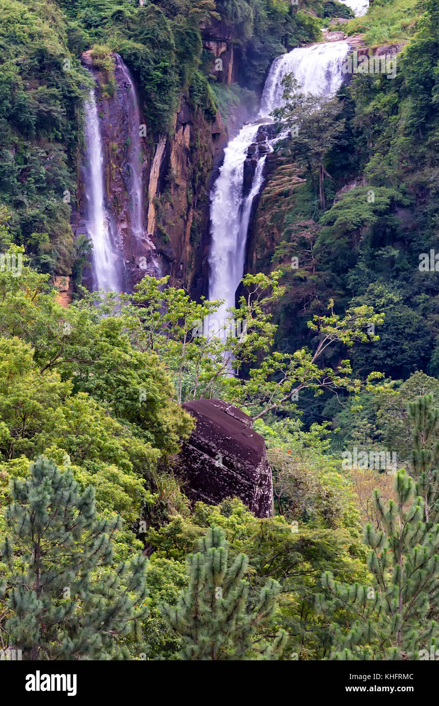 Waterfall in rainforest jungle sri hi-res stock photography and images ...
