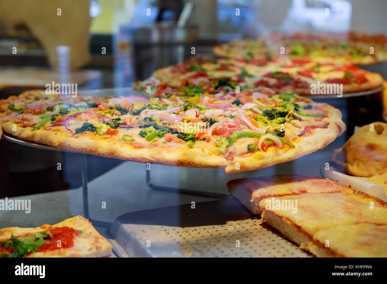 Fresh Italian pizza in New York City pizzeria window Stock Photo - Alamy