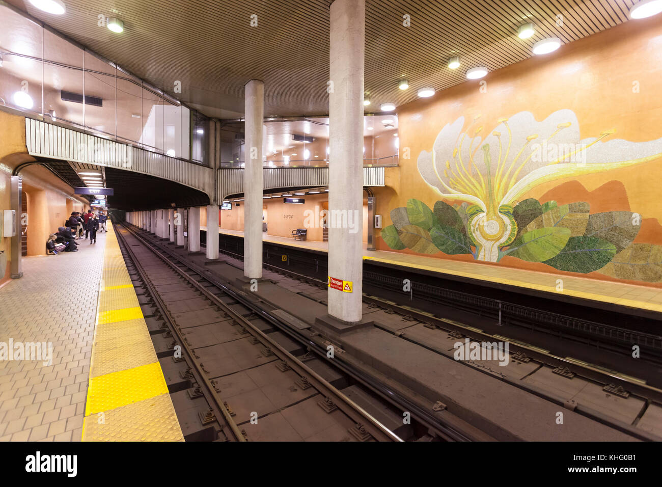 Toronto underground subway station hi-res stock photography and images ...