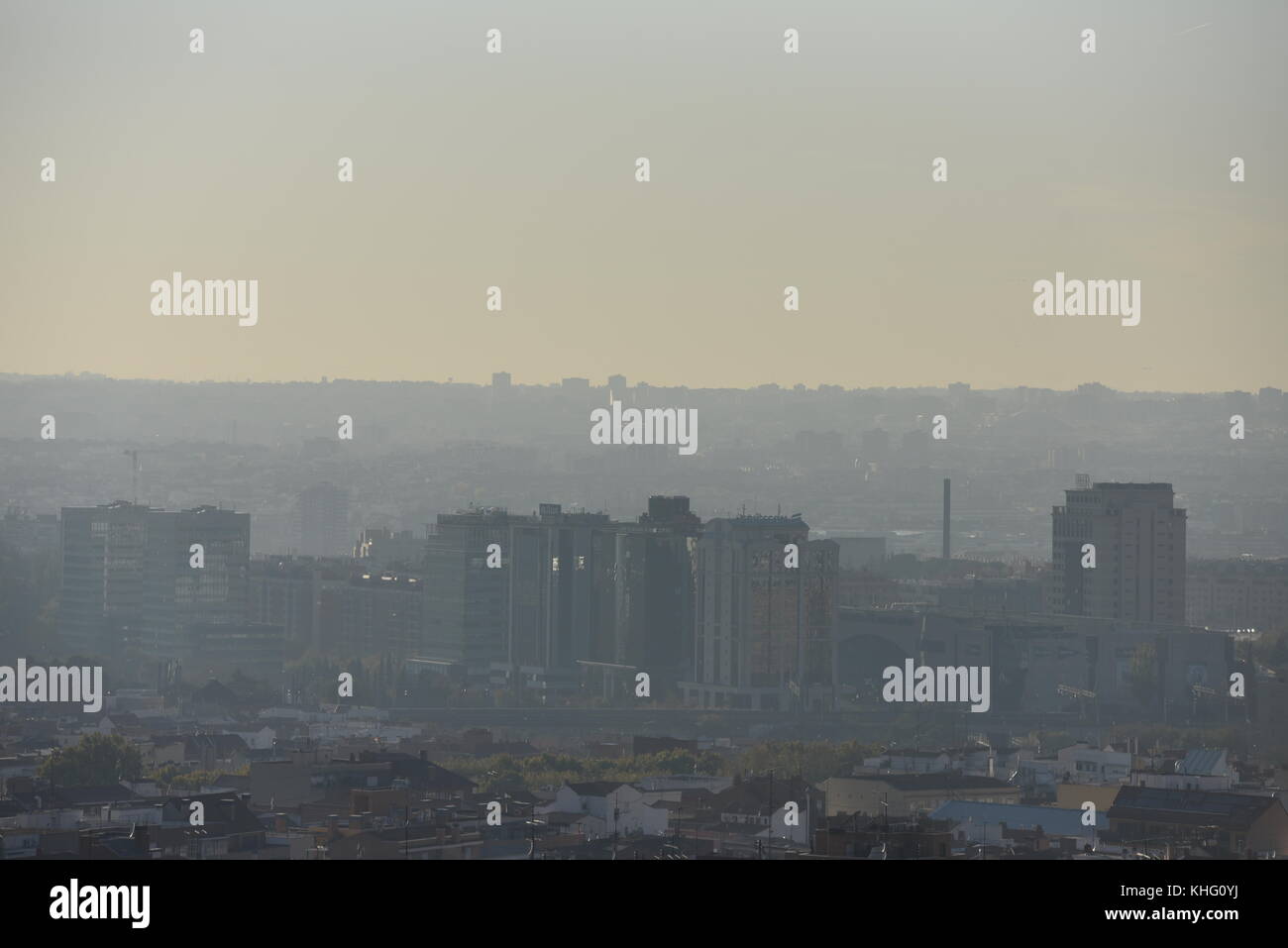 Madrid, Spain. 16th Nov, 2017. Buildings are seen covered with toxic ...