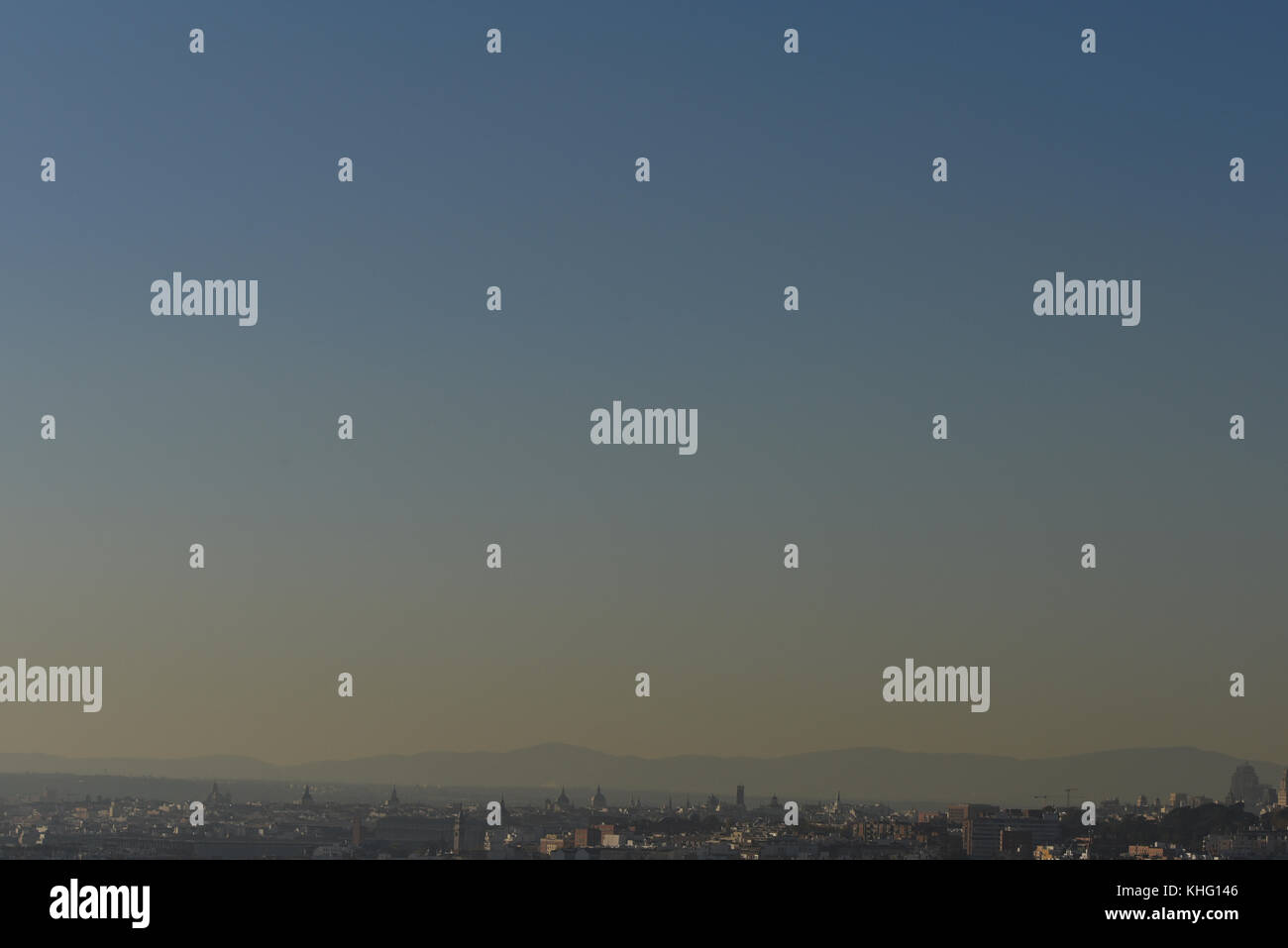 Madrid, Spain. 16th Nov, 2017. A general view through smog of Madrid ...