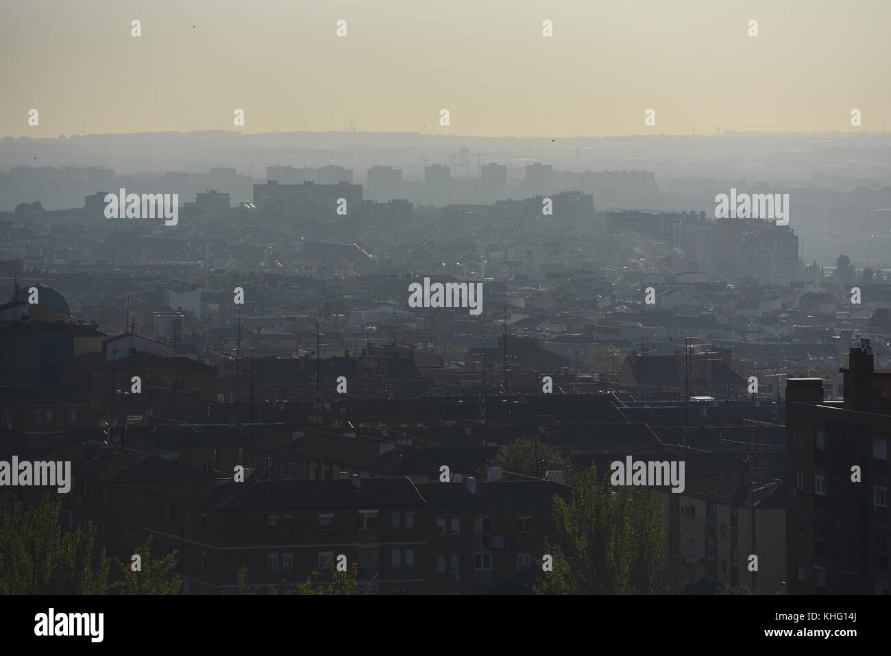 Madrid, Spain. 16th Nov, 2017. Buildings are seen covered with toxic ...